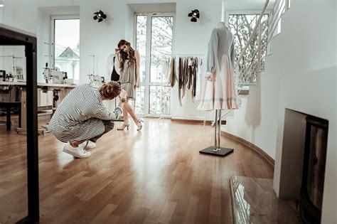 긴 머리 패션 디자이너 모델의 사진을 만드는 스트라이프 자 켓 긴 머리에 대한 스톡 사진 및 기타 이미지 긴 머리 남자 남자 꽁지머리 Istock