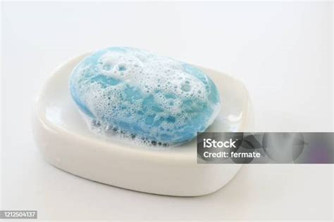 백색 비누 접시에 거품과 거품이있는 파란색 비누 바 바이러스 감염에 대한 건강 관리 및 위생 개념 복사 공간 0명에 대한 스톡 사진 및 기타 이미지 Istock