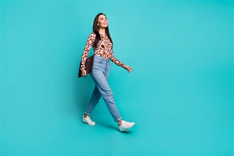 쾌활한 예쁜 아가씨 옷을 입은 복고풍 셔츠 걷기 현대 가제트 빈 공간 고립 된 블루 컬러 배경을 들고 전체 길이 사진 30 34