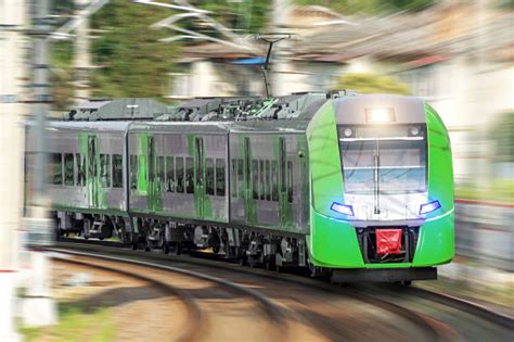 철도 트랙의 회전과 통근 열차가 그 길을 따라 돌진합니다 급행 열차에 대한 스톡 사진 및 기타 이미지 급행 열차 0명 객차 Istock