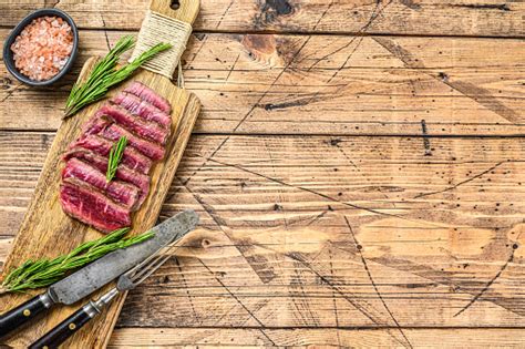 도마에 얇게 썬 필레 미뇽 스테이크 나무 배경 맨 위 보기입니다 공간을 복사합니다 0명에 대한 스톡 사진 및 기타 이미지 0명 검은색 고기 Istock
