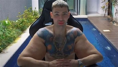 باباي روسي يستخدم الزيت لتضخيم عضلاته موقع 24