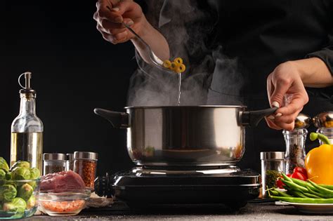 요리 이탈리아 파스타 소스 이동 야채와 고기에 동결 검은 색 배경 수평 사진에 광고 요리 조리법 책 가정 식사 레스토랑 사업