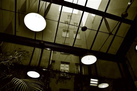 무료 이미지 빛 건축물 화이트 창문 유리 건물 천장 어둠 검은 조명 검정 흰색 인테리어 디자인 대칭 전등 모양 효과 4608x3072