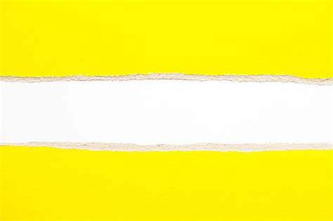 흰색 배경에 판지 종이의 노란색 찢어진 조각 문자 메시지의 공간을 복사합니다 0명에 대한 스톡 사진 및 기타 이미지 0명 가장자리 간판 Istock