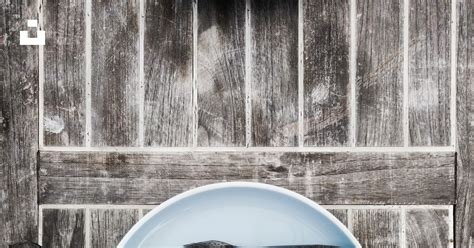 둥근 흰색 세라믹 접시에 두 마리의 은색 물고기 사진 Unsplash의 무료 물고기 이미지