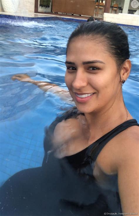 Simone Dispensa Biquíni E Curte Piscina Com Roupa De Academia Não Dá Para Mostrar O Corpo
