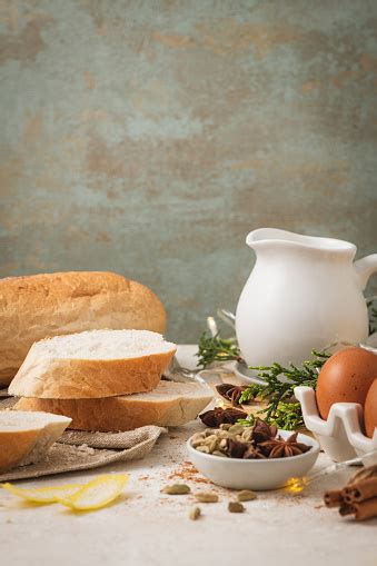 크리스마스를 위해 스페인 토리야 프렌치 토스트 또는 전통 포르투갈 라바나다를 준비하기 위한 재료 빵 계란 계피 우유 및 레몬 조각으로 만든 크리스마스의 전형적인 달콤한 음식