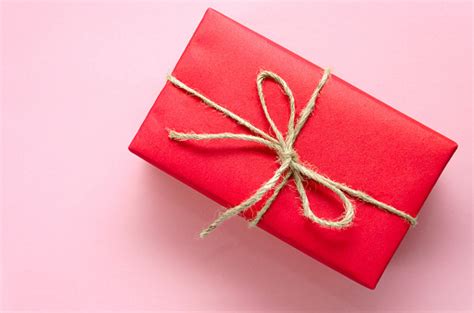 밝은 분홍색 배경에 꼬기로 묶인 빨간 선물 상자 휴일 개념입니다 Diy 선물 아이디어 플랫 레이 복사 공간 0명에 대한 스톡 사진 및 기타 이미지 Istock