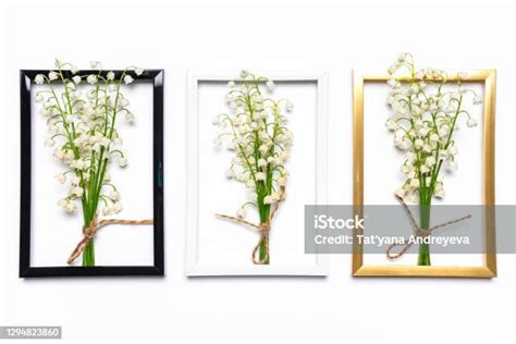 흰색 배경에 황금 흰색과 검은 프레임 계곡 꽃의 백합의 세 개의 작은 꽃다발 최소한의 스타일로 창조적 인 봄 구성 플랫 레이 상단 뷰 복사 공간 3가지 개체에 대한 스톡