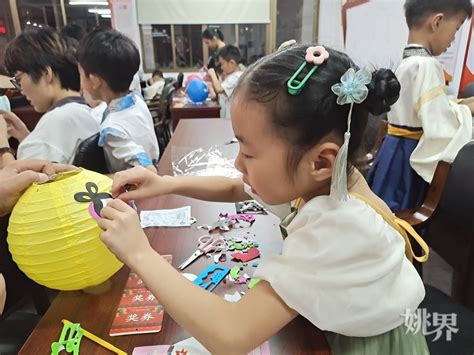 青春低塘 做花灯迎中秋低塘青少年感受中秋传统文化