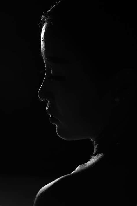 감정 그림자 낮은 키 대조 드라마틱한 명상 적 미니멀리스트 미술 미스터리 미스터리한 변덕스러운 조명 블랙 앤 화이트 빛과 그림자 실루엣 아름다움
