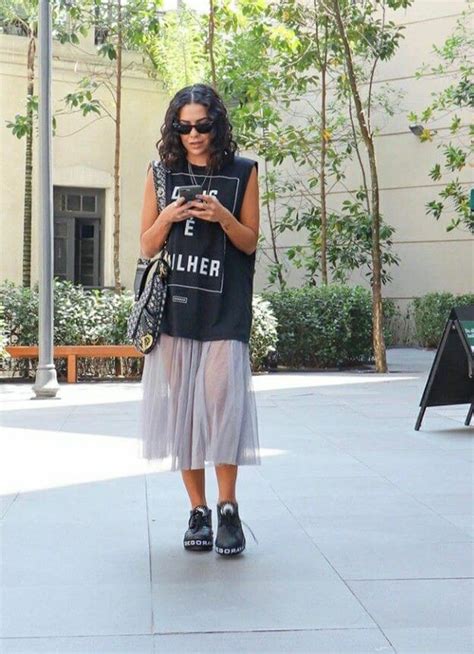 С чем носить юбку сетку в 2023 году образы