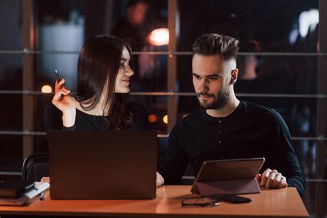 전면 보기 젊은 기업 들의 팀은 사무실에서 밤 시간에 자신의 프로젝트에서 작동 2명에 대한 스톡 사진 및 기타 이미지 2명 결정 경영자 Istock