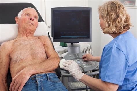 병원에서 환자를 검사하는 초음파 검사를 사용하여 의사 2명에 대한 스톡 사진 및 기타 이미지 2명 55 59세 70 79세 Istock