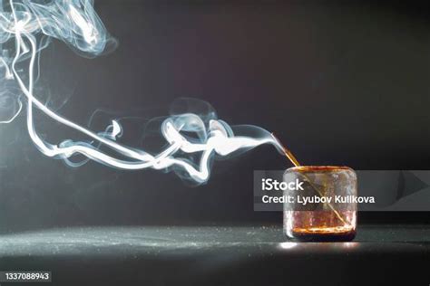 검은 색 배경에 향의 막대기가 타오르고 향기로운 연기는 막대에서 나온다 아로마 테라피 요가 선 에너지 정화 휴식 명상의 의식의 개념 공간을 복사합니다 0명에 대한 스톡 사진