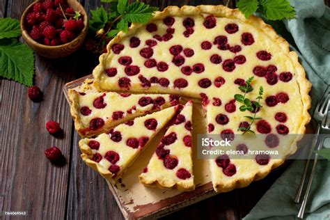 베리 파이 여름입니다 달콤한 파이 신선한 베리 라즈베리와 타르트 라즈베리와 맛있는 케이크 텍스트의 공간을 복사합니다 0명에 대한 스톡 사진 및 기타 이미지 Istock