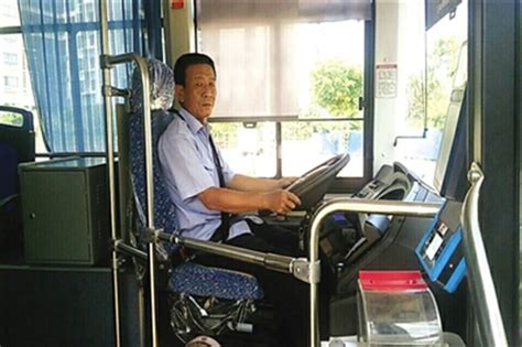 公交司机追小偷百米 为女乘客追回被盗手机 小康故事 华夏小康网