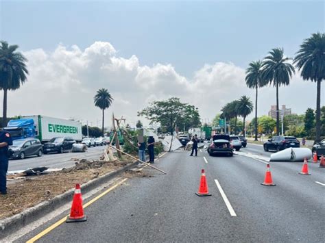 恐怖 高雄貨車數噸重鋼捲沒綁好掉落 砸毀三輛轎車 路燈跟分隔島都受損