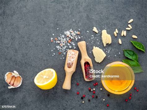 수 제 파스타 소스 바 질 파 르 마 치즈 마늘 올리브 오일 레몬 잣 고추 옥수수와 평면 레이와 어두운 돌 배경에 히말라야 소금 및 복사 공간에 대 한 재료 건강한 생활