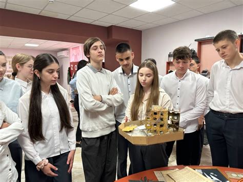 Обучающиеся МАОУ Школа №10 в преддверии Дня Музеев приняли активное участие в акции ⭐«Артефакт