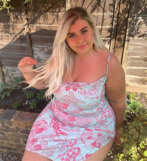Izzy Nicholls Bio Wiki Facts Age Height Weight Measurement Photos Plus Size Model