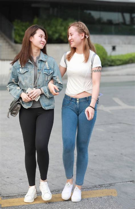 街拍美女白T恤搭配牛仔裤优雅迷人