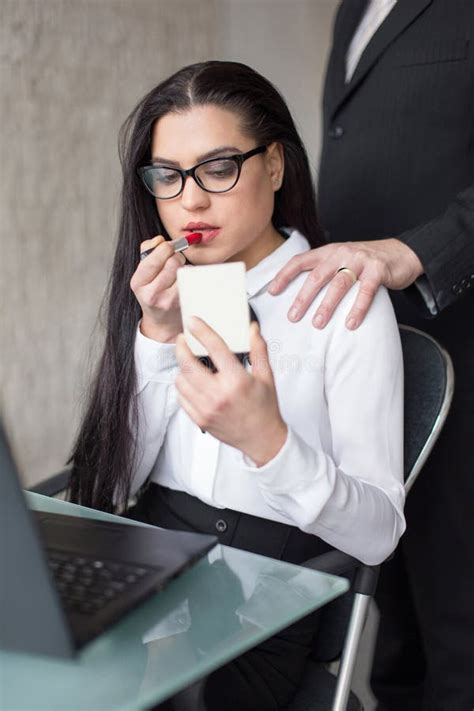 Secrétaire Sexy Avec La Pose De Patron Photo stock Image du érotique lifestyle