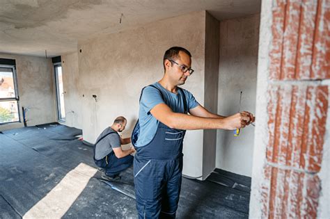 리노베이션 중인 빈 아파트에서 전기 케이블로 작업하는 두 명의 전기 기술자 2명에 대한 스톡 사진 및 기타 이미지 2명 개선 건설 산업 Istock