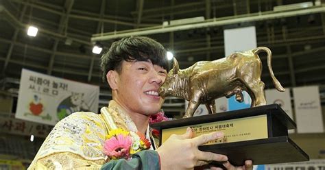 우승 트로피와 함께