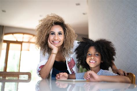 디지털 태블릿을 사용하여 웃고있는 어머니와 딸의 초상화 2명에 대한 스톡 사진 및 기타 이미지 2명 30 34세 4 5세