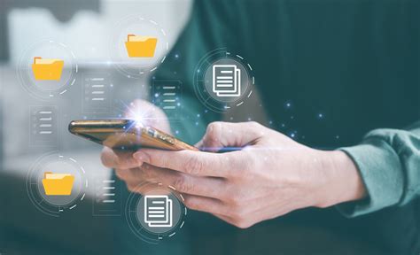 종이 없는 개념입니다 전자 양식 문서 체크리스트 설문지 설문 조사 데이터 관리 Applicationbusiness 및 기술에 대한 스마트 폰을 들고있는 남자 계약서에 대한