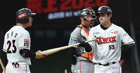 [md포토] 김민혁 완벽한 홈런타자