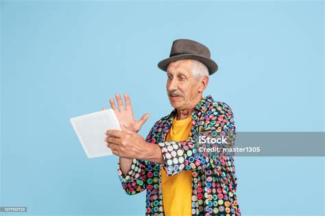 파란 배경에 고립 된 세련된 모자를 입은 선임 힙스터 남자 기술과 즐거운 노인 라이프 스타일 컨셉 65 69세에 대한 스톡 사진 및 기타 이미지 Istock