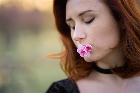 얼굴 초상화 클로즈업사쿠라 벚꽃 공원에서 자유 시간을 즐기는 행복 한 젊은 여행 댄서 여자백인 흰색 빨간 머리 소녀 옷을 입은 검은 초 커 검은 드레스와 검은 색의 골fs