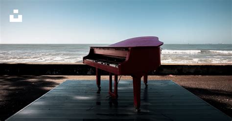 나무 단상 위에 놓인 빨간 피아노 사진 Unsplash의 무료 피아노 이미지