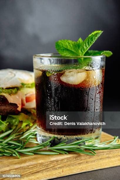 유리 얼음 민트와 로즈마리 검은색 큰 샌드위치에 콜라의 길거리 음식 0명에 대한 스톡 사진 및 기타 이미지 0명 각얼음
