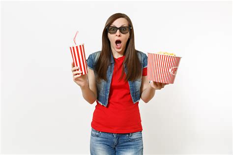 여자의 초상화 젊은 충격된 매력적인 영화 영화를 보고 3 차원 아이 맥스 안경에 버켓 팝콘과 소 다 또는 주스의 플라스틱 컵을 들고 흰색 배경에 고립 영화 개념에서의 감정
