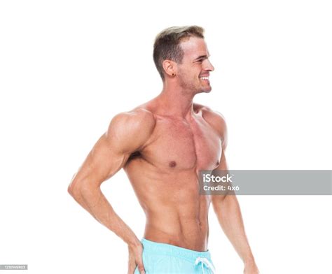 백인 남성 선수 반바지를 입고 바디 빌딩과 함께 활약 되 고 흰색 배경 앞에 서 20 29세에 대한 스톡 사진 및 기타 이미지 20 29세 25 29세 건강한 생활