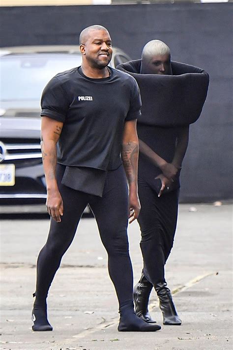„Żona” Kanye Westa Bianca Censori Wychodzi Bez Butów W Całkowicie