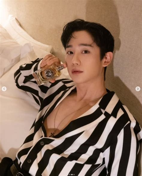 정해인 이런 모습 처음이야 셔츠 풀어 헤치고 아찔 섹시미