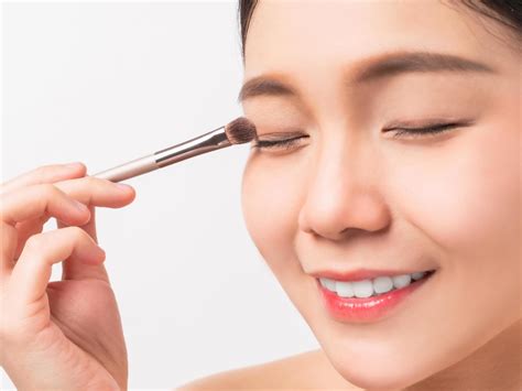 Inspirasi Riasan Mata Dengan Mengaplikasikan Eyeshadow Sebagai Eyeliner