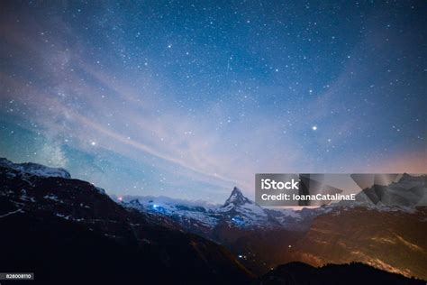 알프스 마 테 호른 피크 체르마트 스위스에서 별이 빛나는 밤 마테호른에 대한 스톡 사진 및 기타 이미지 마테호른 안개 강 Istock