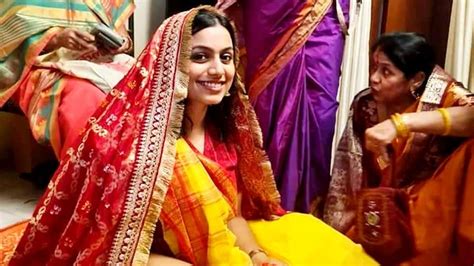 आनंद मोहन की बेटी की ग्रैंड वेडिंग हल्दी संगीत की आई तस्वीरें लाल चुनरी और पीली साड़ी में