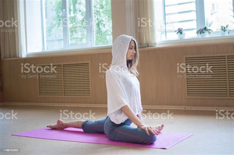 젊은 슬림 여자 와 금발 머리 앉아 에 이 요가 매트 과 하기 스트레칭 운동 에 댄스 스튜디오 건강한 생활방식에 대한 스톡 사진 및 기타 이미지 Istock