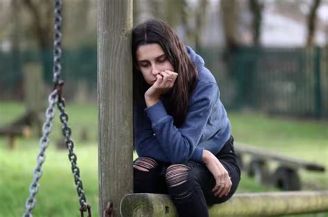 Создадовме земја на тажни и осамени девојчиња Off