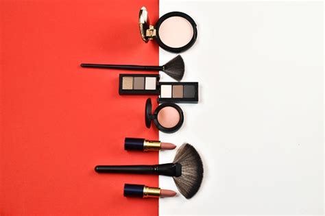 레드 화이트 배경에 전문 화장품과 메이크업 브러쉬 뷰티 컨셉 뷰티 산업 위에서 볼 수 있습니다 립스틱에 대한 스톡 사진 및 기타 이미지 Istock