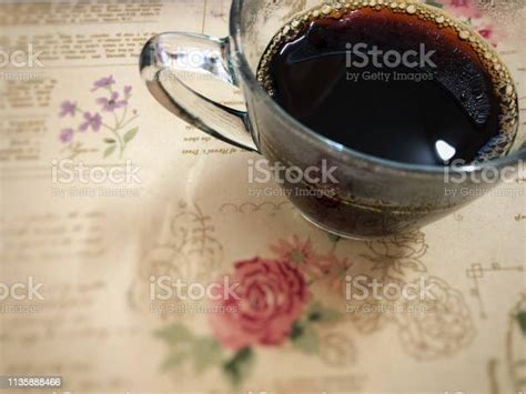 블랙 커피 유리 위에 장미 빈티지 테이블입니다 휴식과 신선한 커피 휴식 광고 공간을 복사 할 수 있는 시간 0명에 대한 스톡