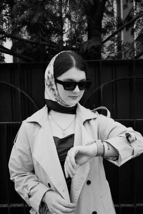 머리띠 블랙 앤 화이트 사람 선글라스 수직 쐈어 젊은 여성 초상화 포즈를 취하는에 관한 무료 스톡 사진