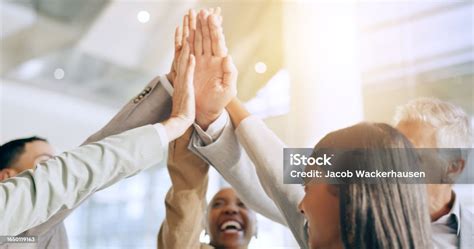 사업가 성공 협업 팀워크 지원 또는 목표 및 축하를 위한 하이파이브 팀 빌딩 서클 직업 동기 부여 및 선교를 위해 손을 잡은